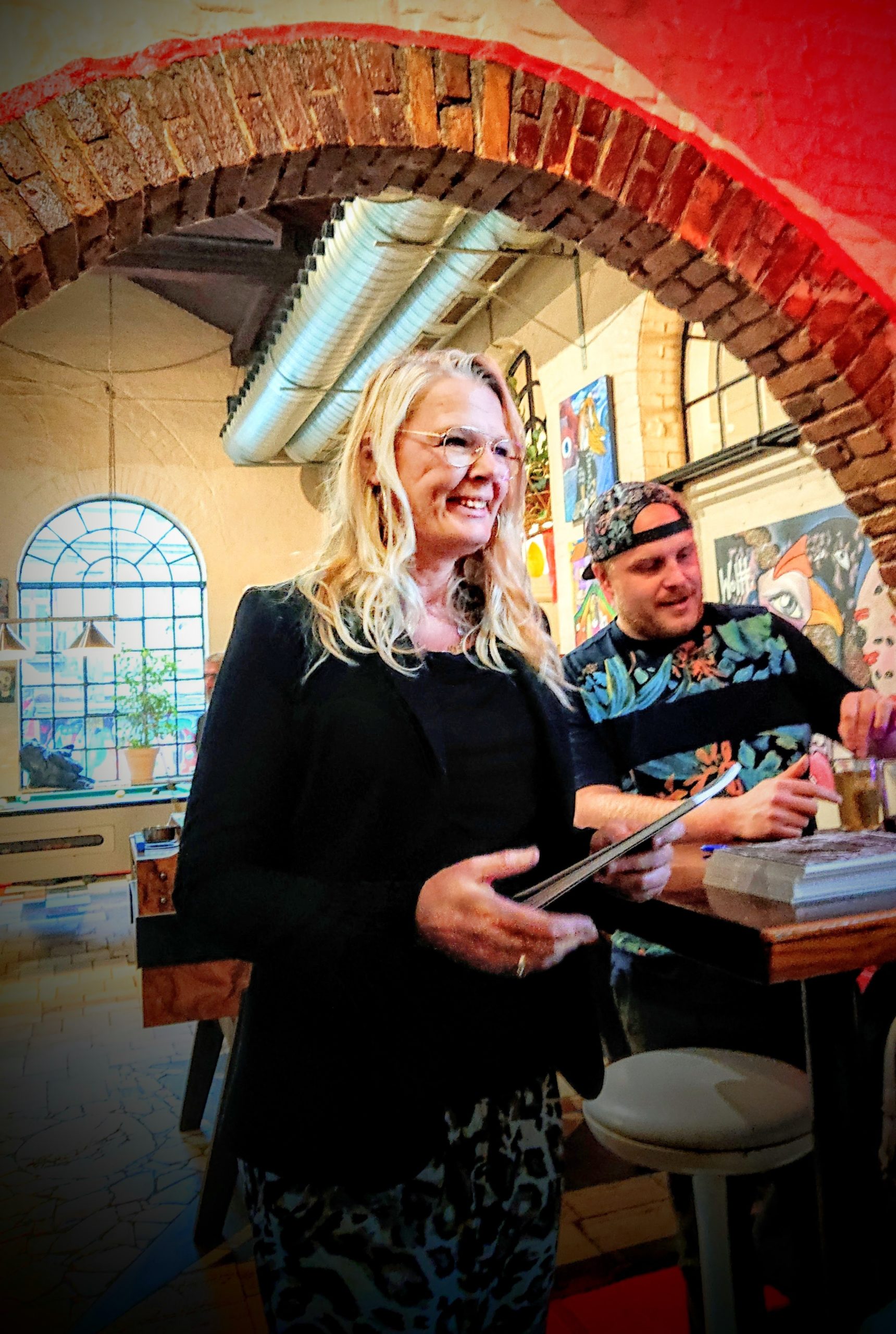 Fotografen Jon Henriksen går tæt på kunstneren Sandra Wolff ...