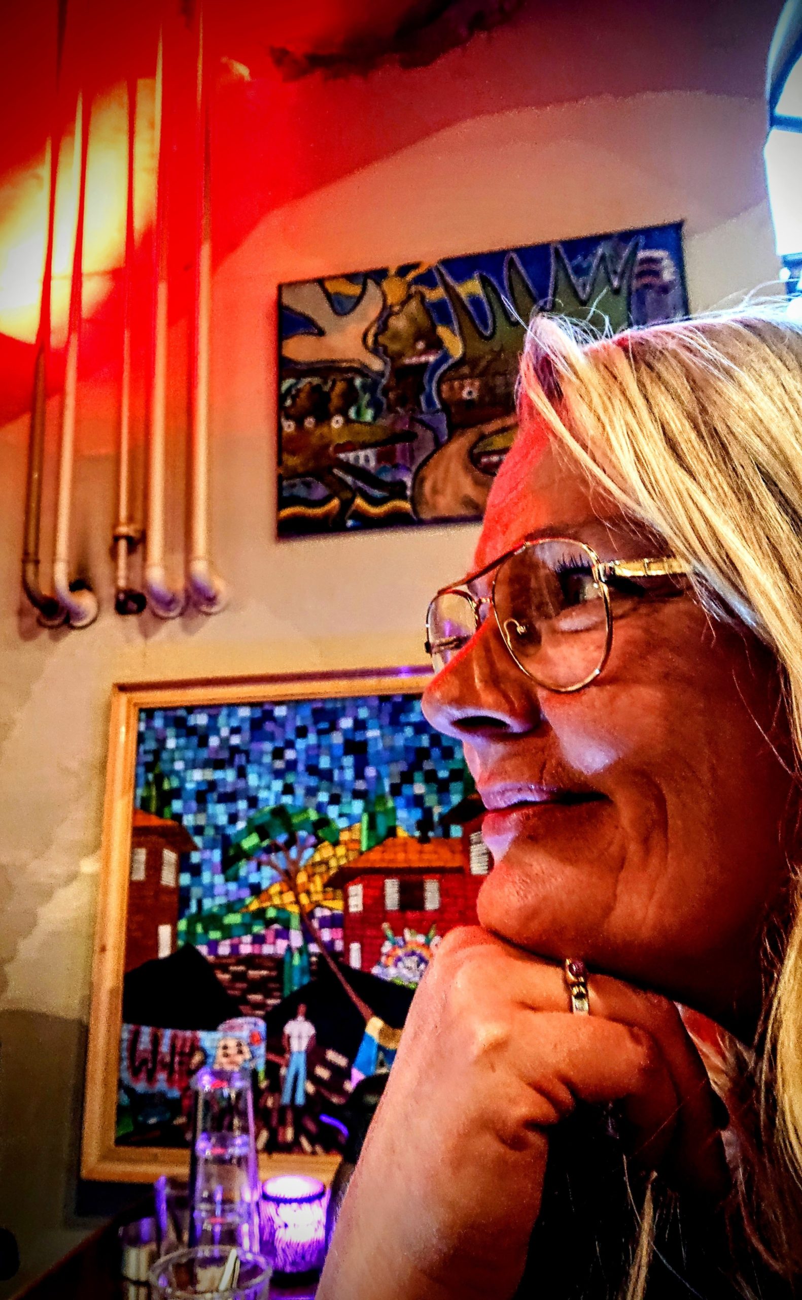 Fotografen Jon Henriksen går tæt på kunstneren Sandra Wolff ...