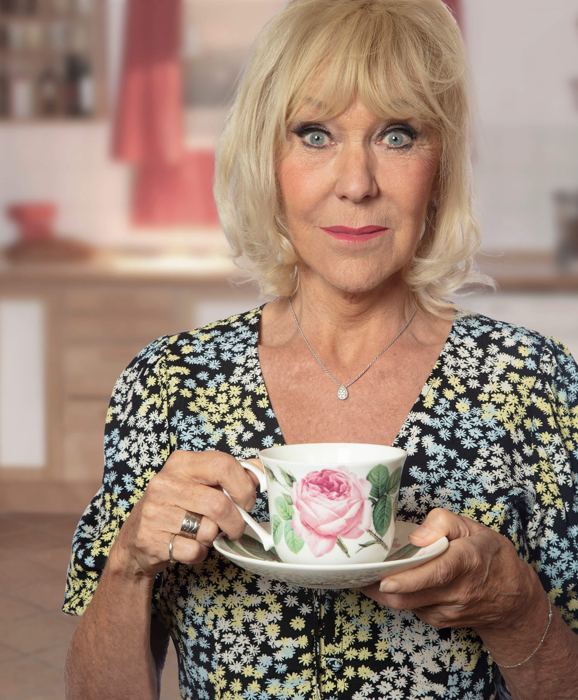 VIVIENNE McKee som SHIRLEY VALENTINE - KULTURINFORMATION